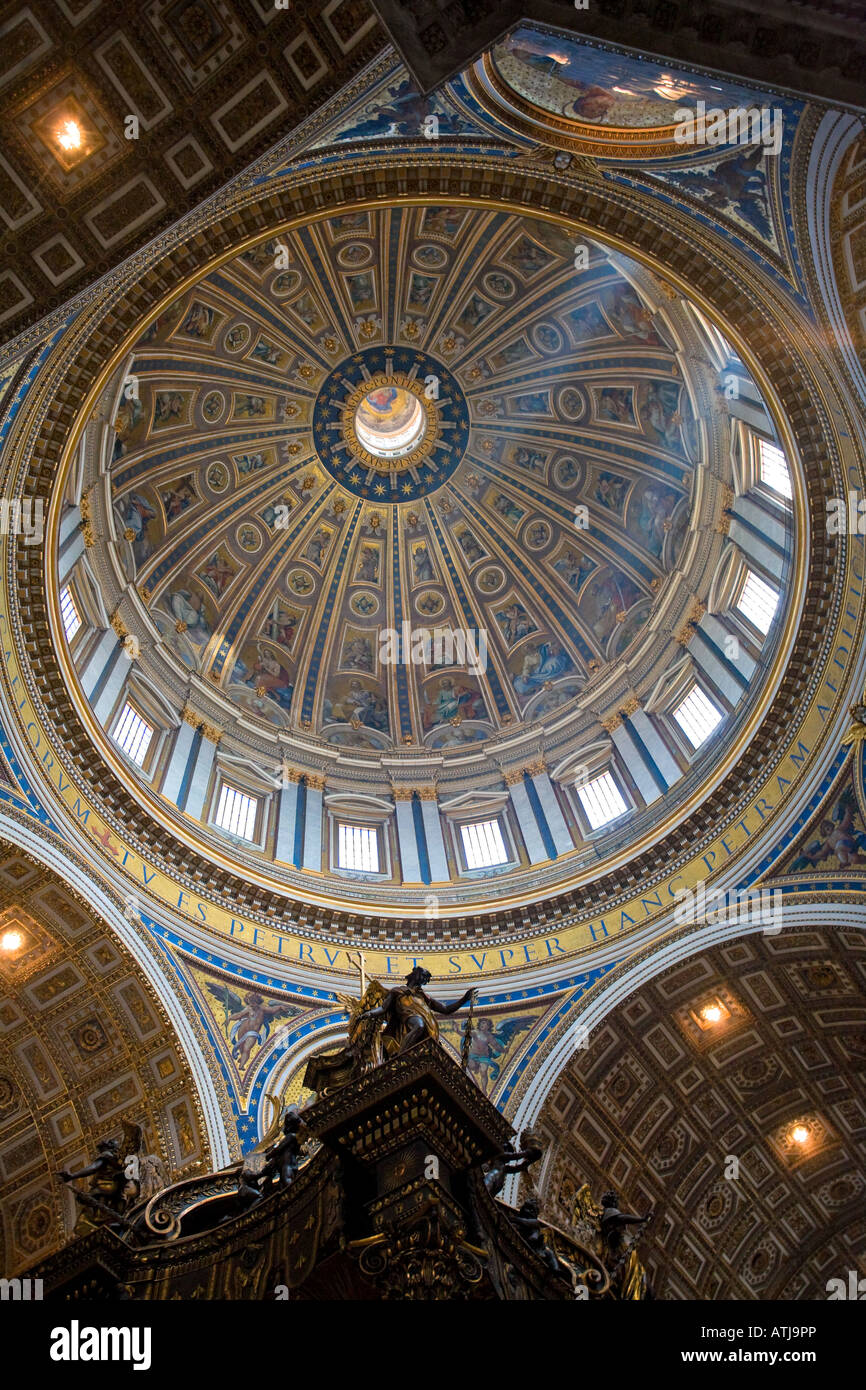Dettaglio del Bernini baldacchino barocca Basilica di San Pietro Roma ...