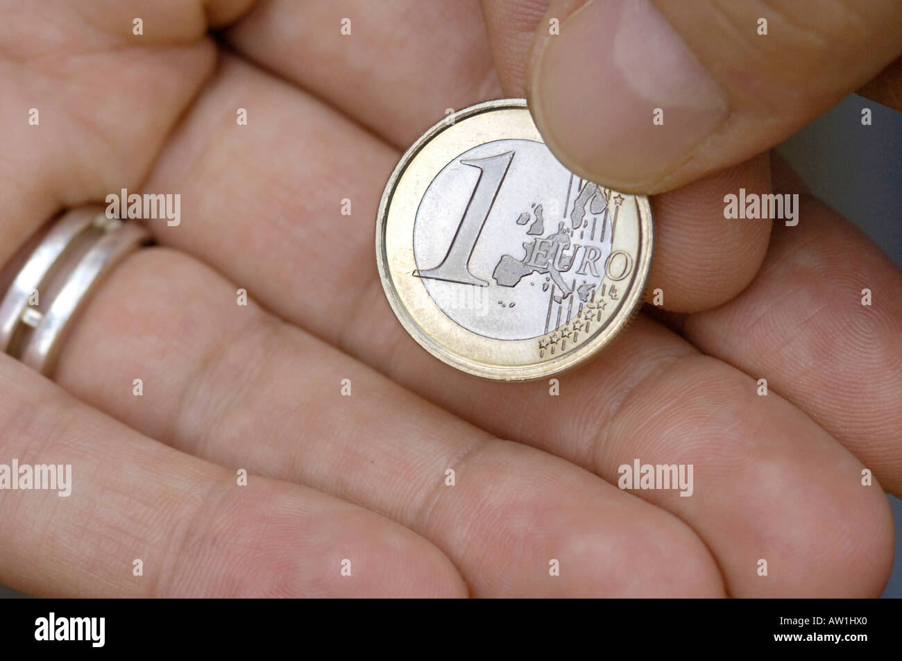 Moneta da 1 euro immagini e fotografie stock ad alta risoluzione - Alamy