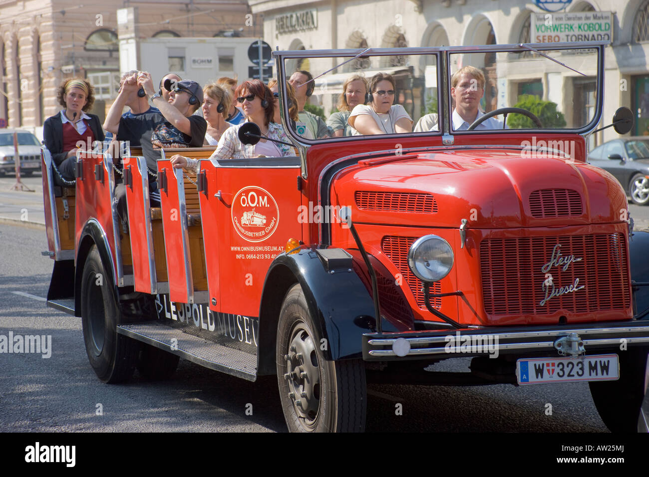 Cabrio bus immagini e fotografie stock ad alta risoluzione - Alamy