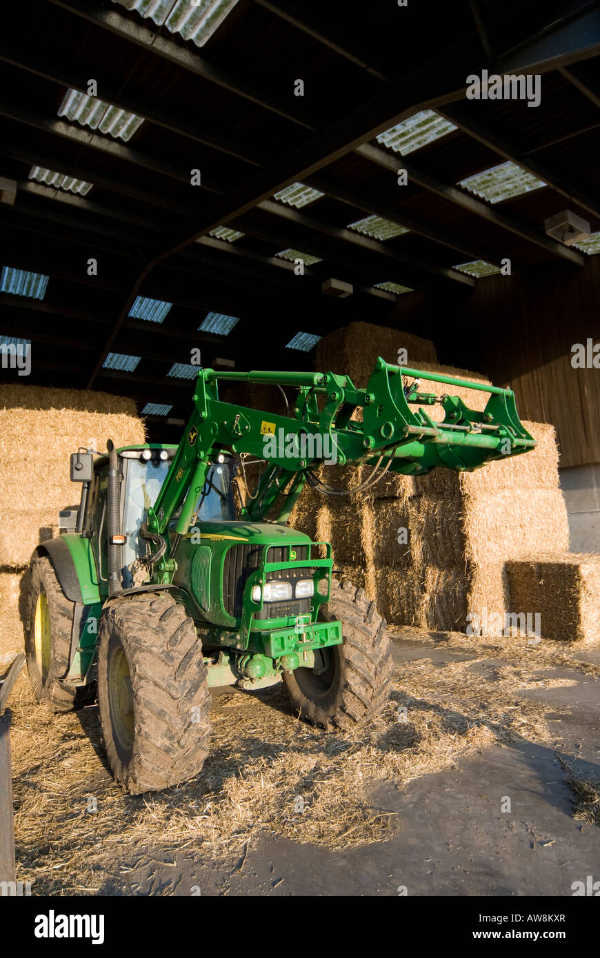 Trattore john deere nella stalla immagini e fotografie stock ad alta ...