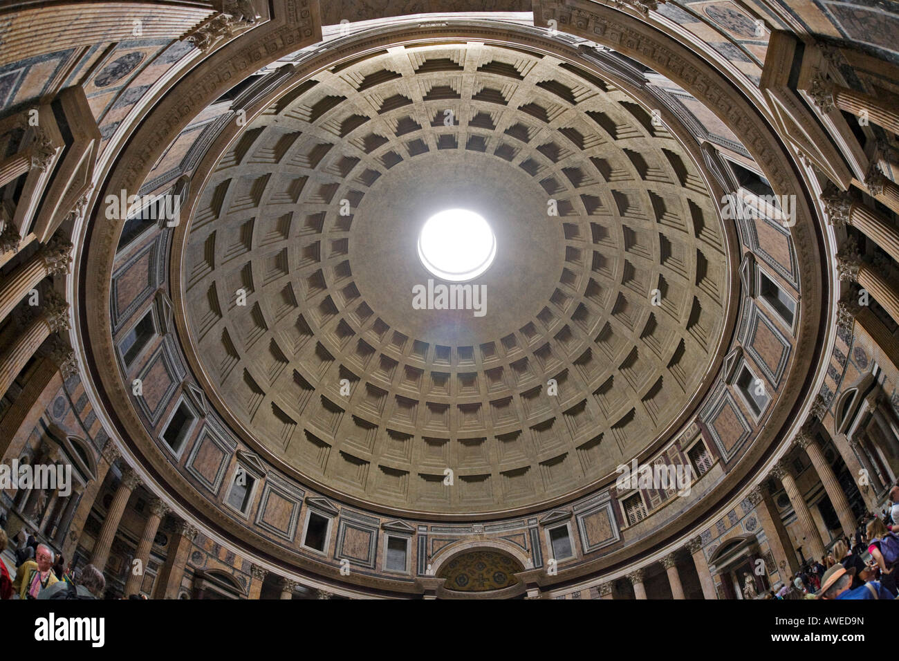 Vista interna del pantheon con cupola immagini e fotografie stock ad ...
