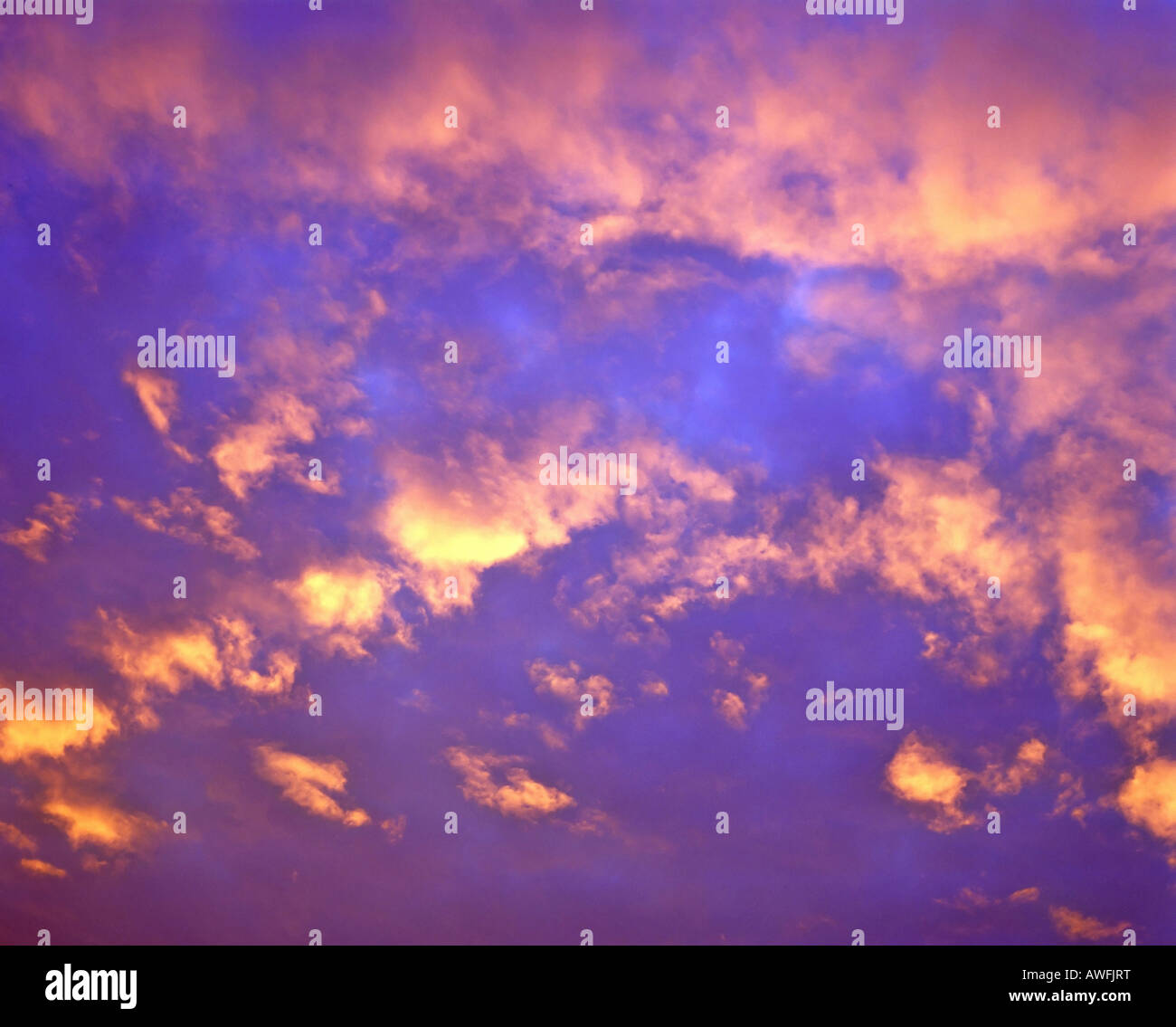 Nuvola rosa nel cielo immagini e fotografie stock ad alta risoluzione ...