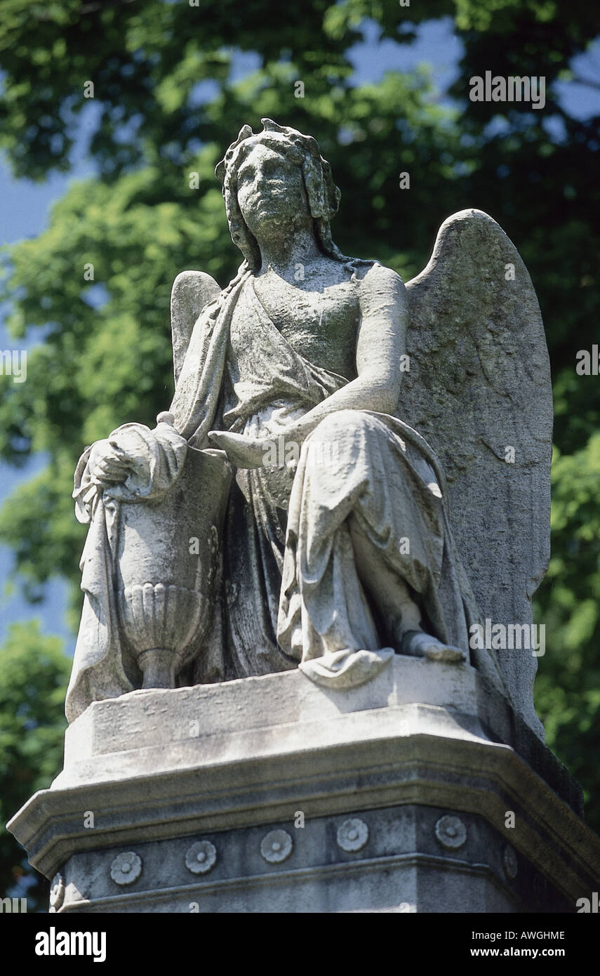 Statua alata nel cimitero del giardino di epoca vittoriana immagini e ...