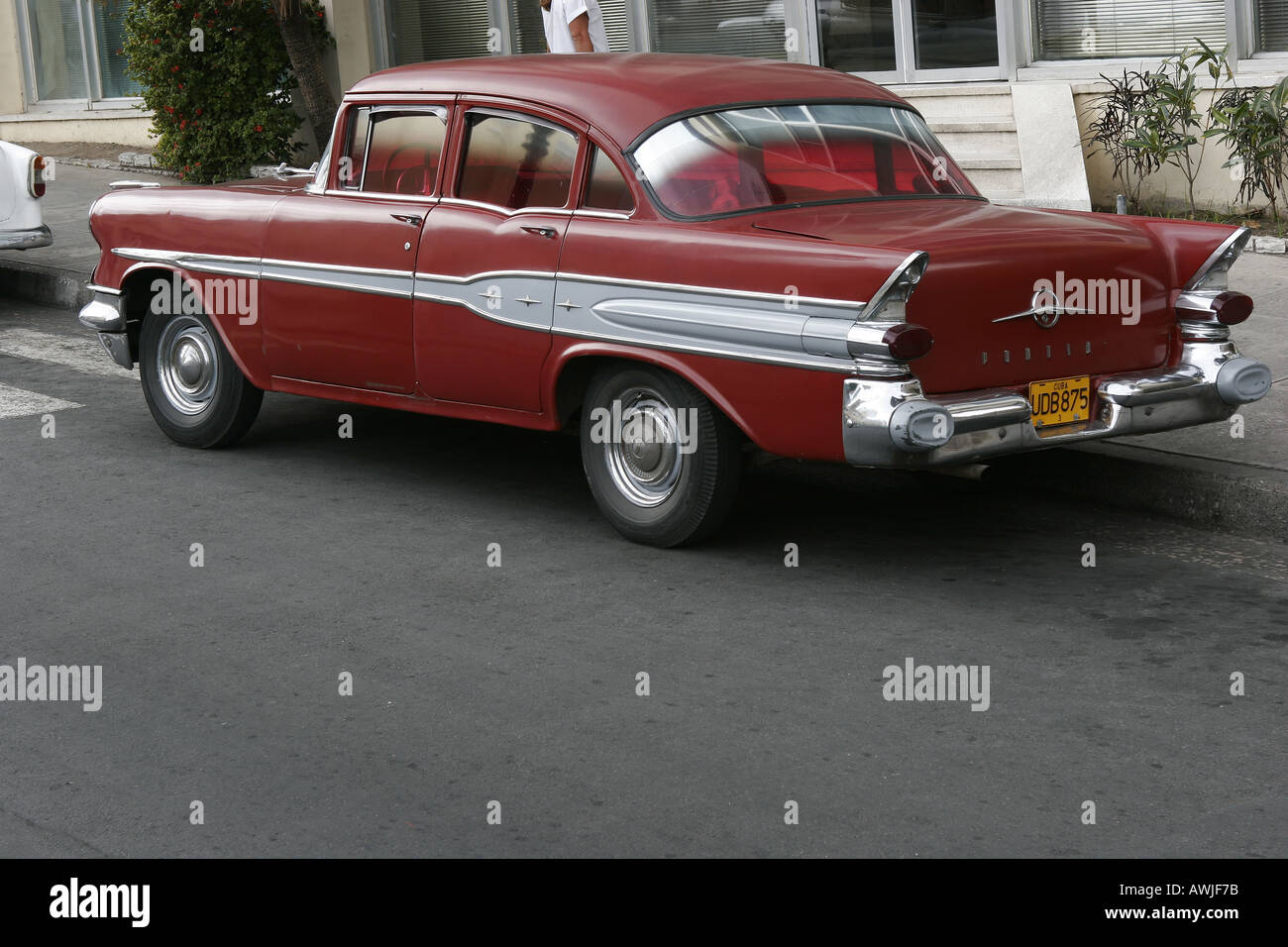 Auto via Cuba Santiago antichi Pontiac guida taxi rosso pulire downtown ...
