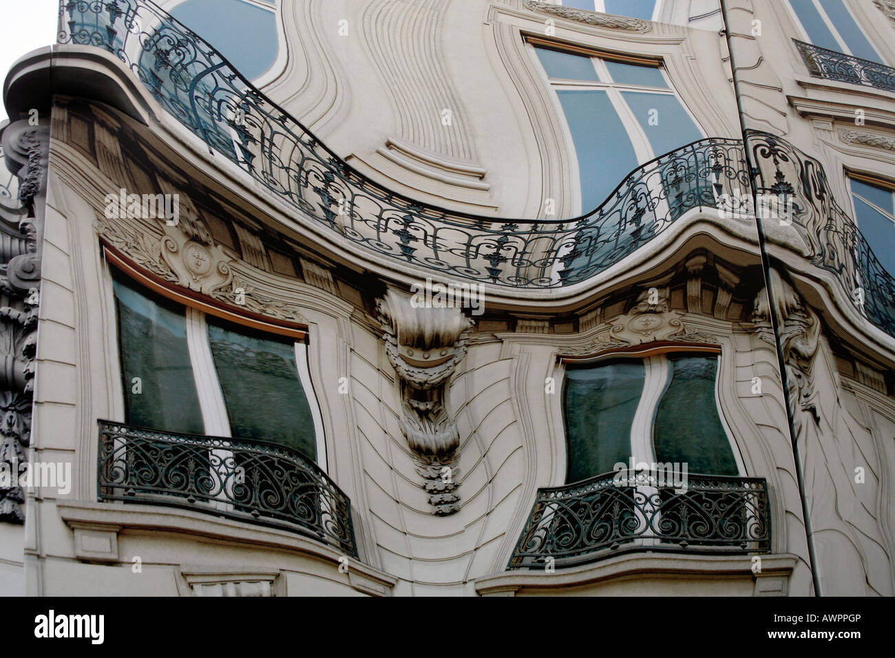 39 AVENUE GEORGE V A’ PARIS ::: SURREALISMO URBANO…?—-oggi vi lasciamo ...