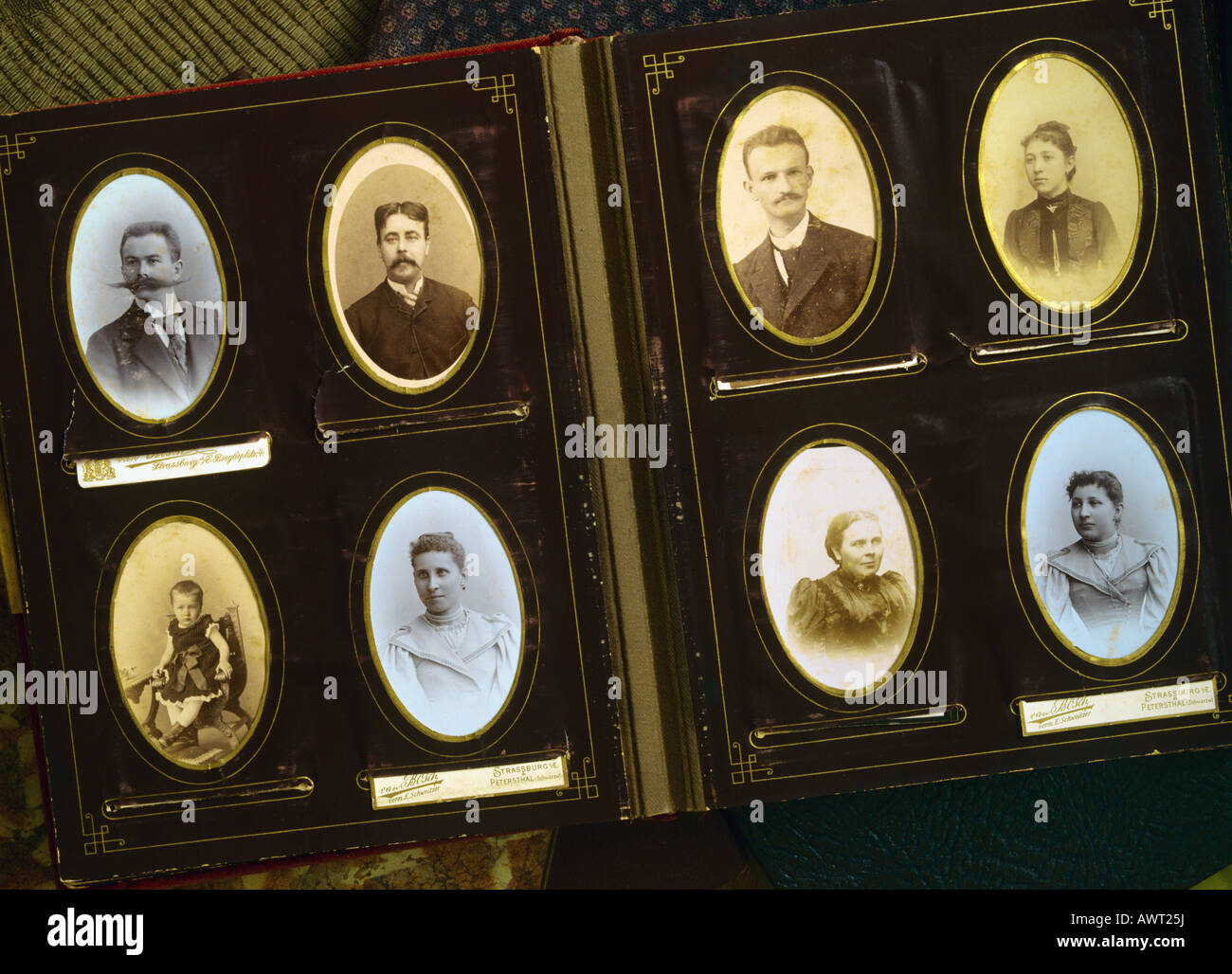 Vintage album di foto con i ritratti di famiglia del XIX secolo Foto ...