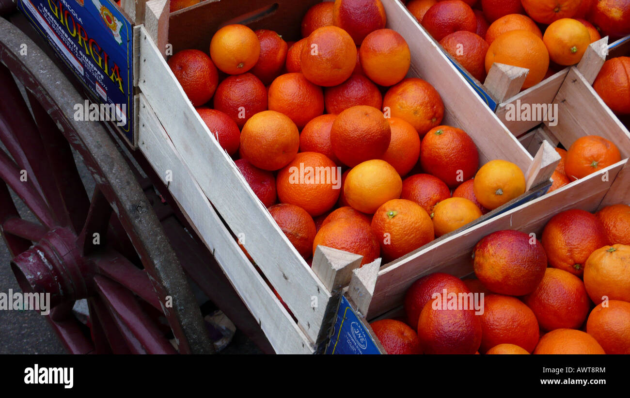 Fruit barrow market immagini e fotografie stock ad alta risoluzione - Alamy