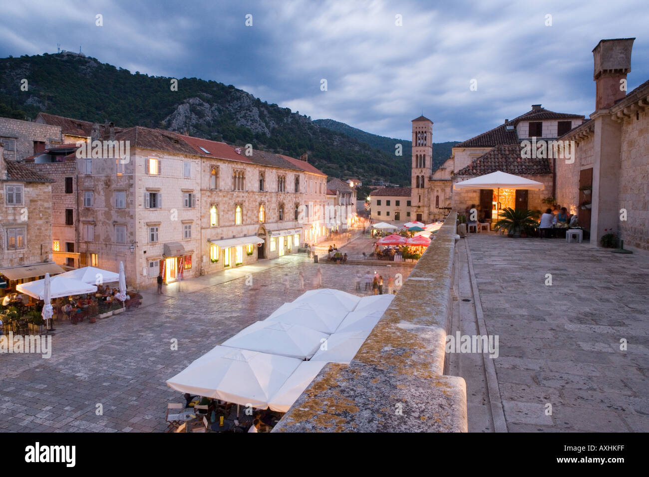 Crepuscolo sopra la citta di Hvar Pjaca Town Square e Cattedrale la ...