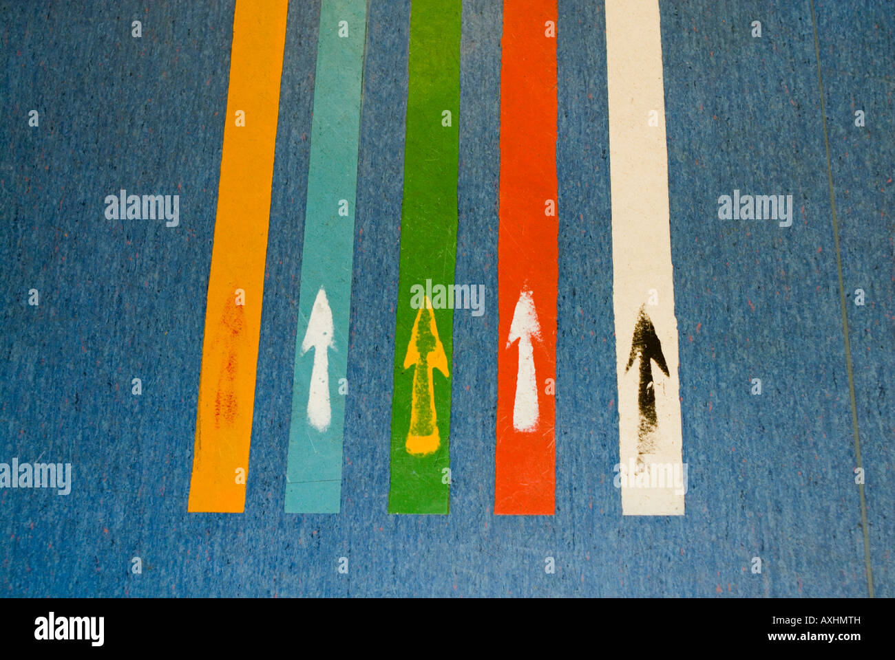 Le linee colorate e le frecce guida per il modo di diversi reparti di ...