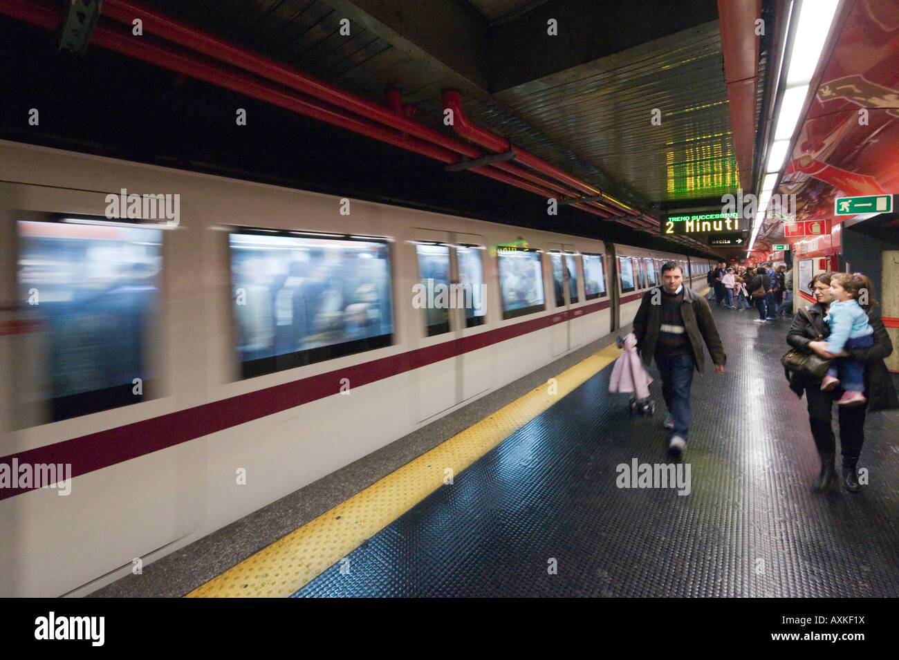 La stazione della metropolitana di Piazza di Spagna, il centro storico ...