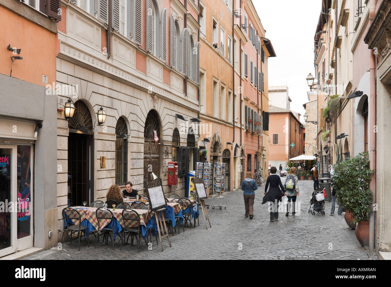 Tipica strada nel quartiere di Trastevere, Roma, Italia Foto stock - Alamy