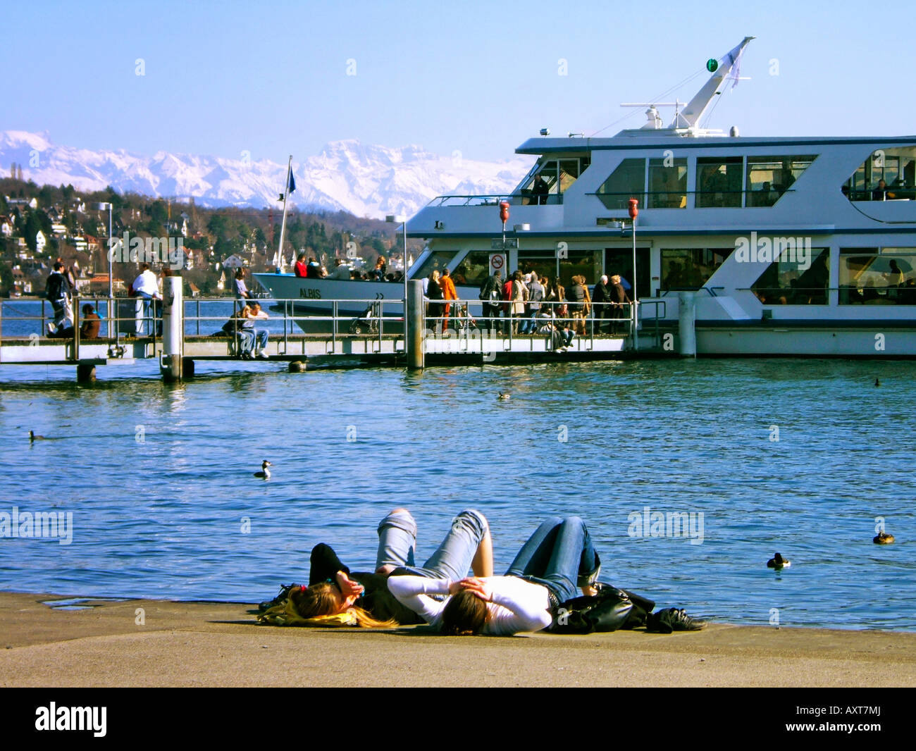 Ausflugsboot am pier immagini e fotografie stock ad alta risoluzione - Alamy