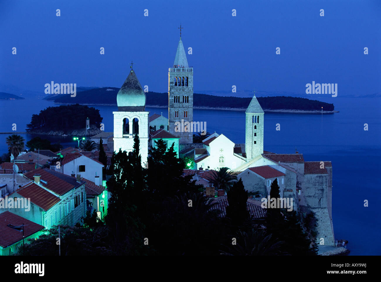 Rab medievale campanili e la vista in elevazione della città di notte ...