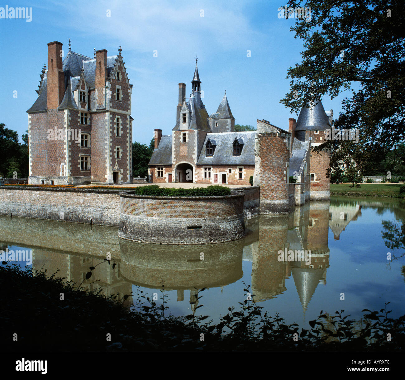 Wasserschloss Moulin bei Lassay-sur-Croisne im Loiretal, Romorantin ...