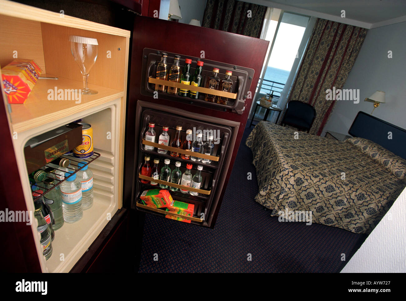 Hotel mini bar fridge immagini e fotografie stock ad alta risoluzione ...