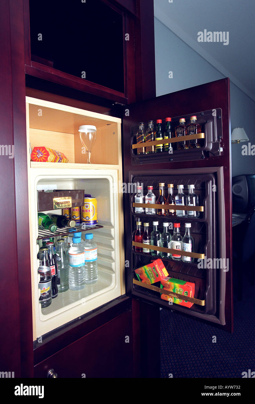 Hotel mini bar fridge immagini e fotografie stock ad alta risoluzione ...