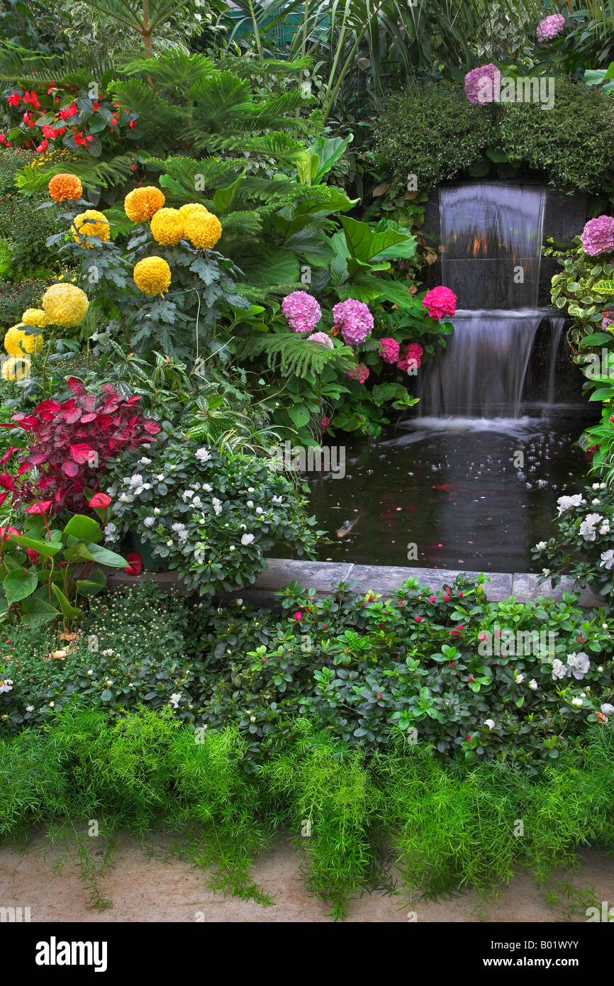 Un affascinante due cascata cade nel ben noto ai Giardini Butchart Foto ...