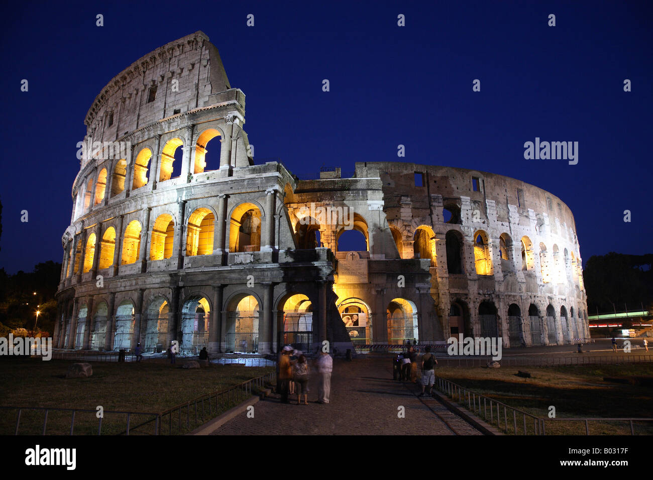 Turisti notturni colosseo immagini e fotografie stock ad alta ...