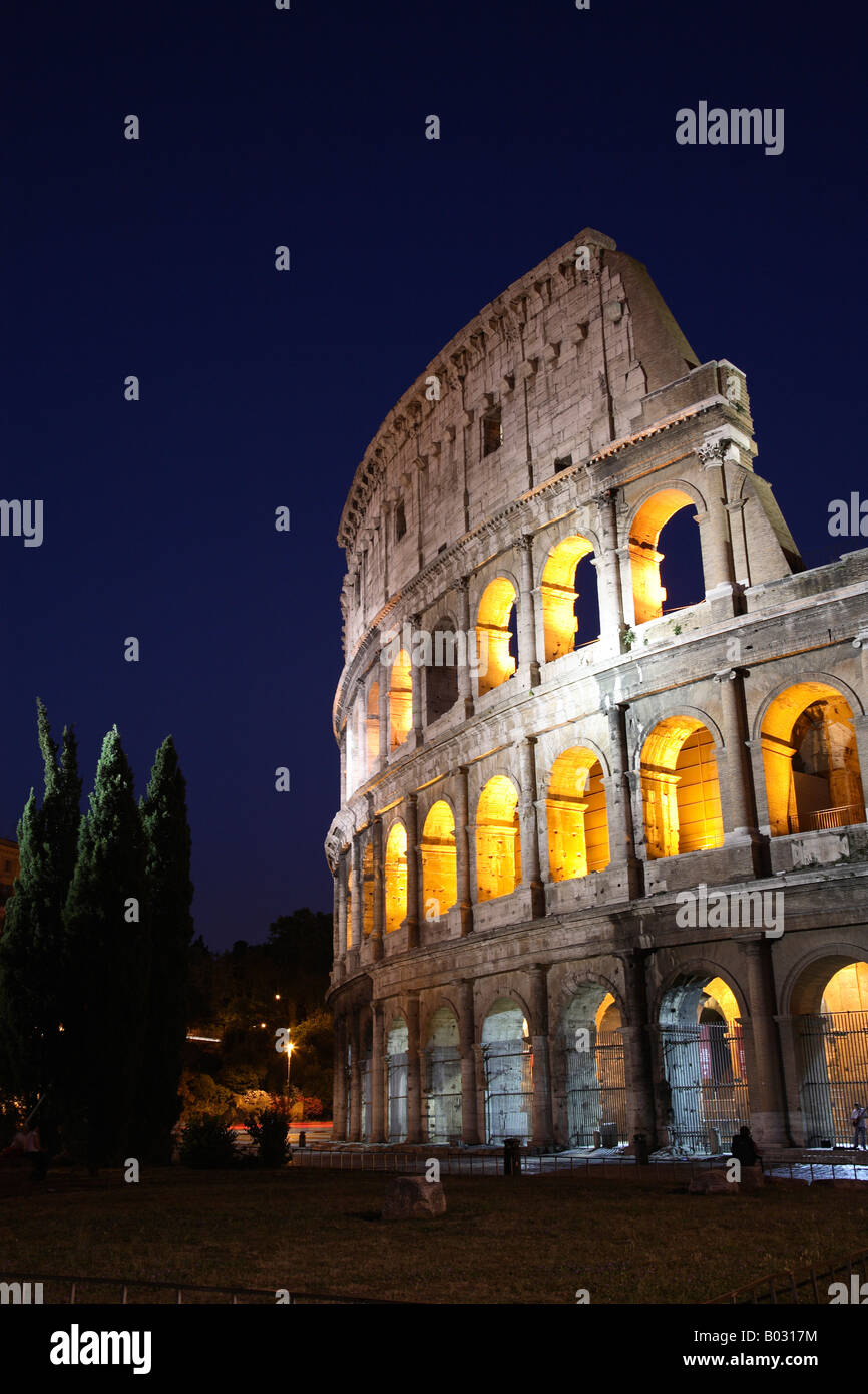 Turisti notturni colosseo immagini e fotografie stock ad alta ...