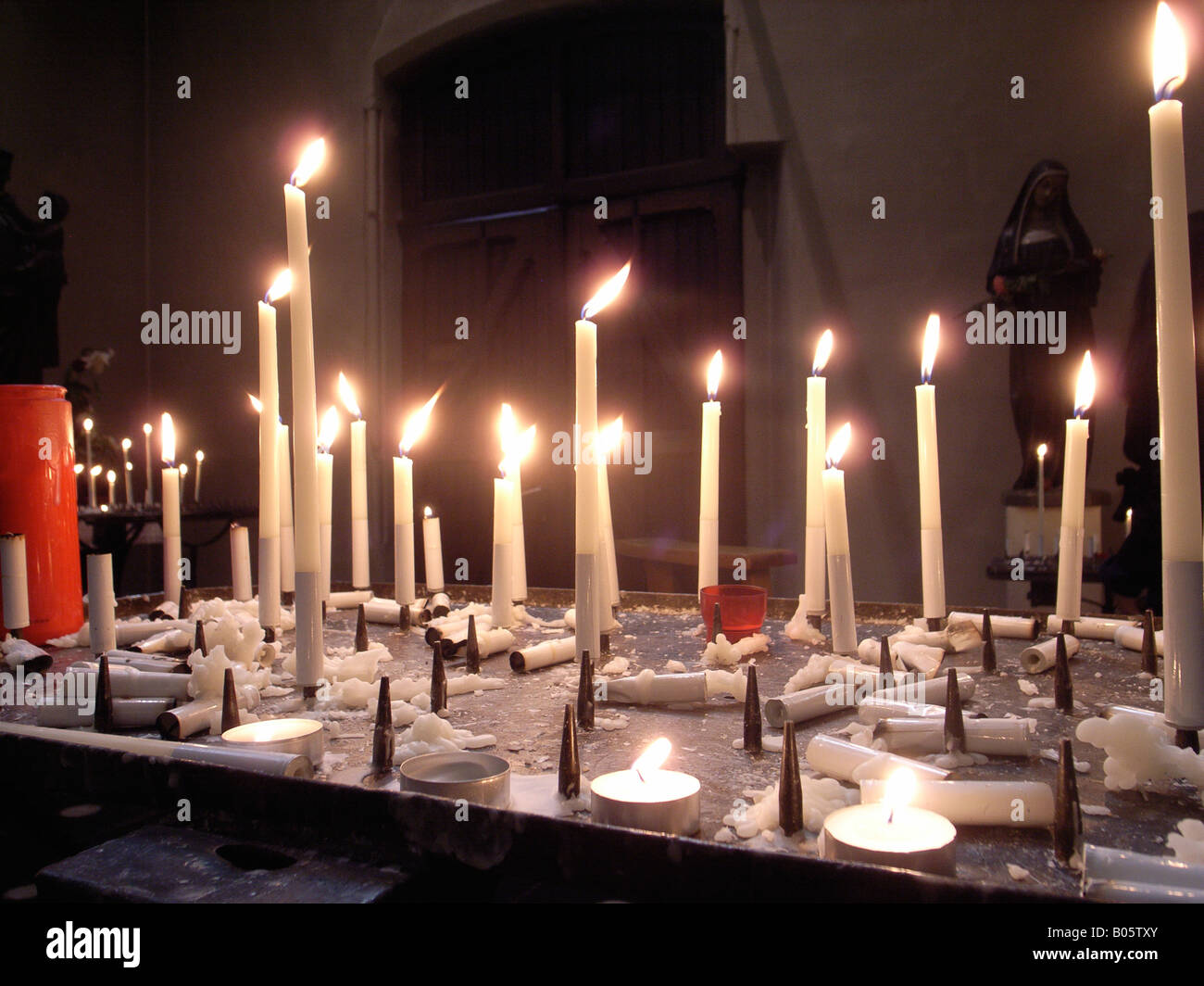 Candele per pregare immagini e fotografie stock ad alta risoluzione - Alamy