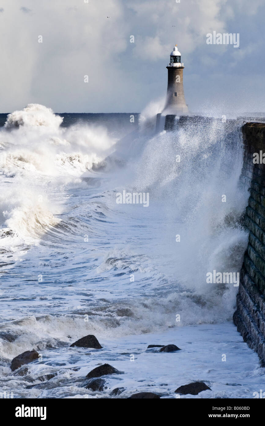 Faro delle onde che si infrangono immagini e fotografie stock ad alta ...