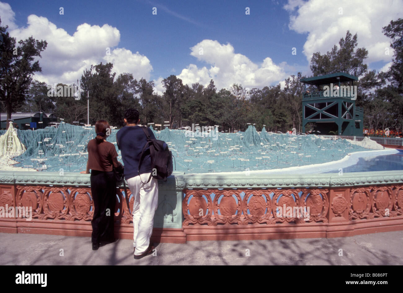 Coppia giovane guardando la Mapa en alleviare, una gigantesca mappa di ...