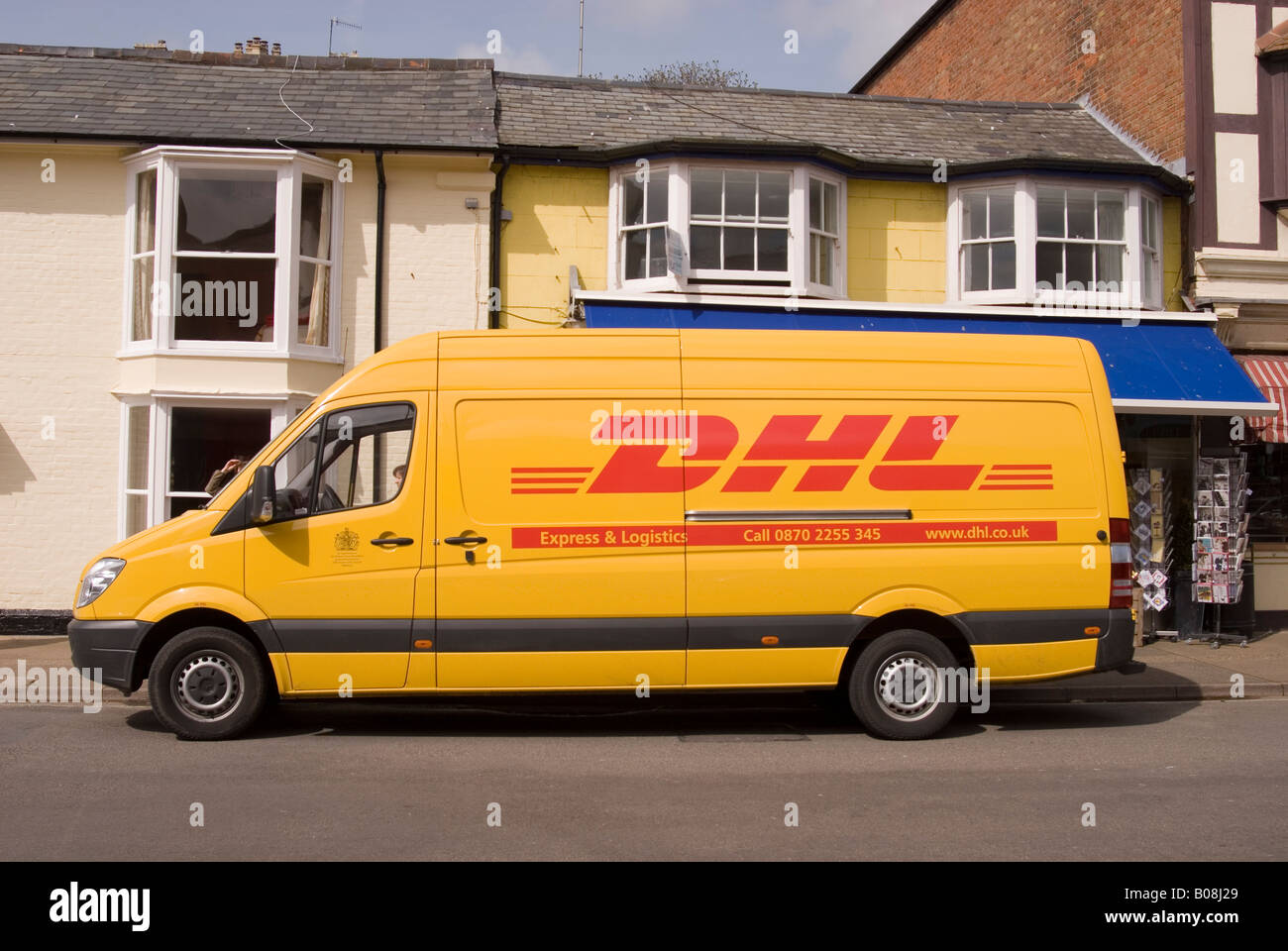 Dhl express delivery van immagini e fotografie stock ad alta ...