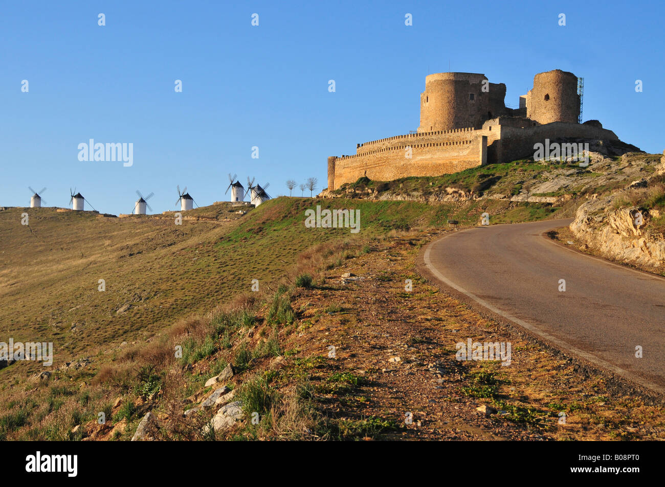 Consuegra mulini a vento e il castello immagini e fotografie stock ad ...