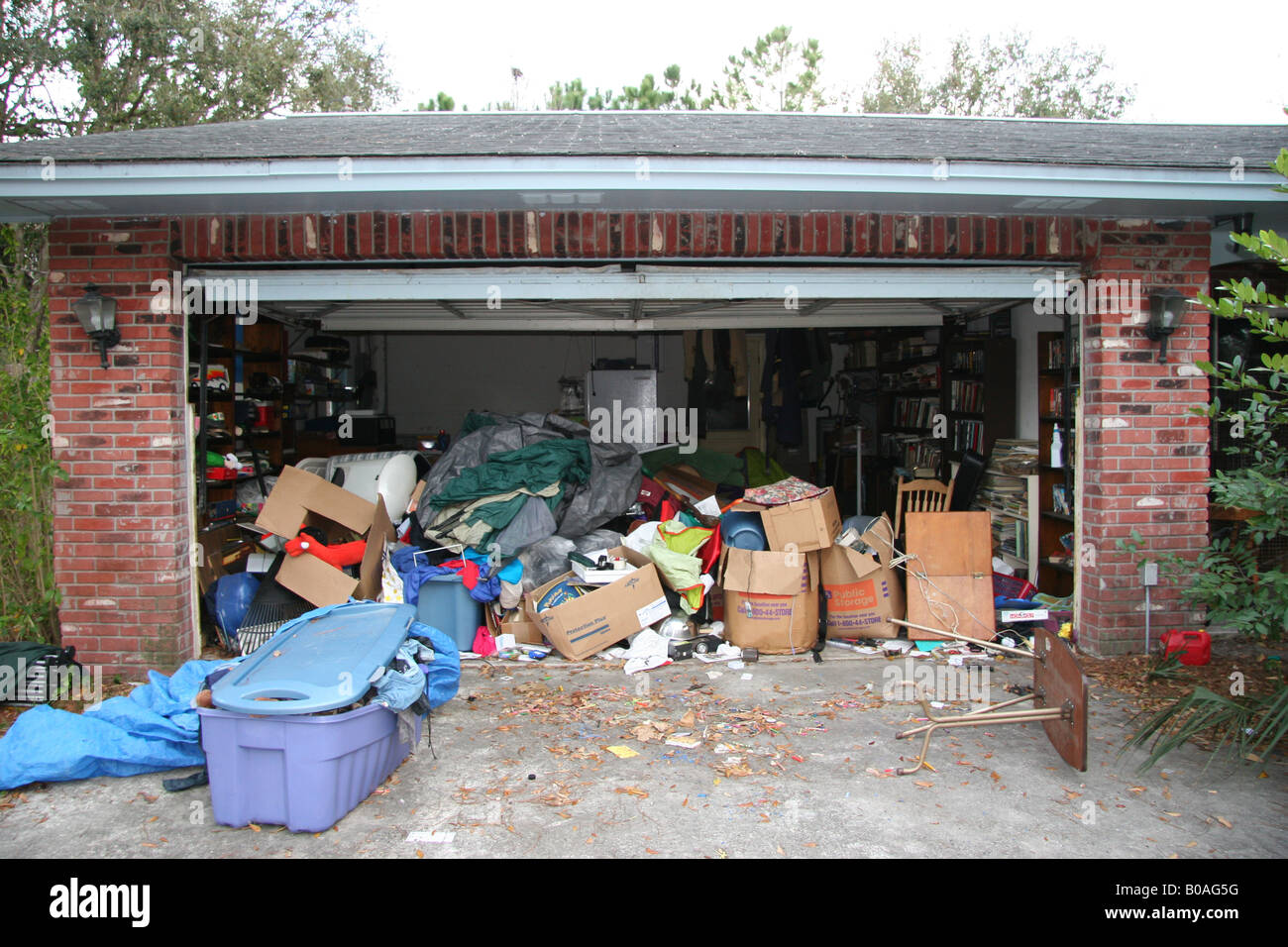 Untidy garage immagini e fotografie stock ad alta risoluzione - Alamy