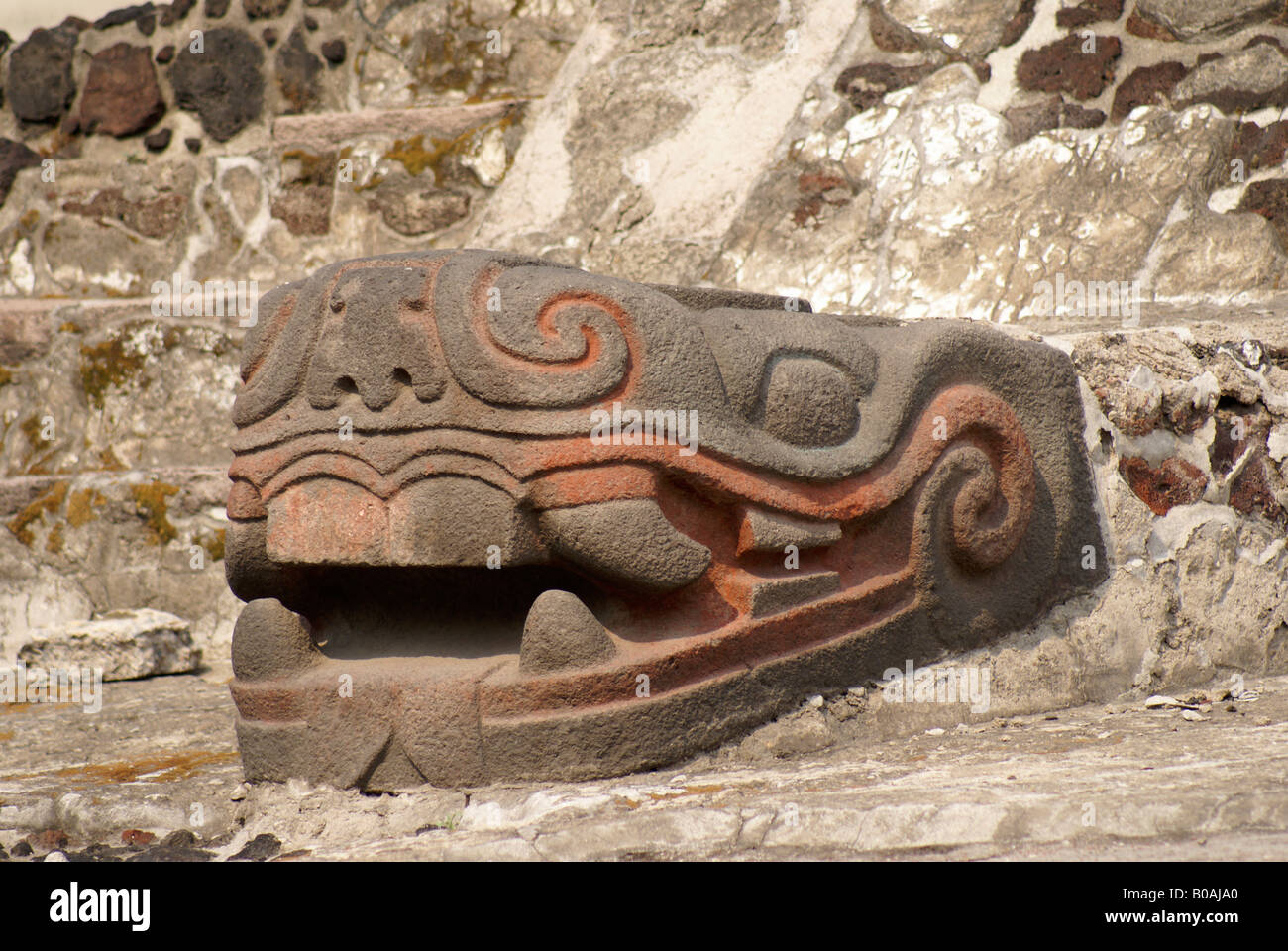 Testa di serpente di scultura con colorazione originale in rovine ...