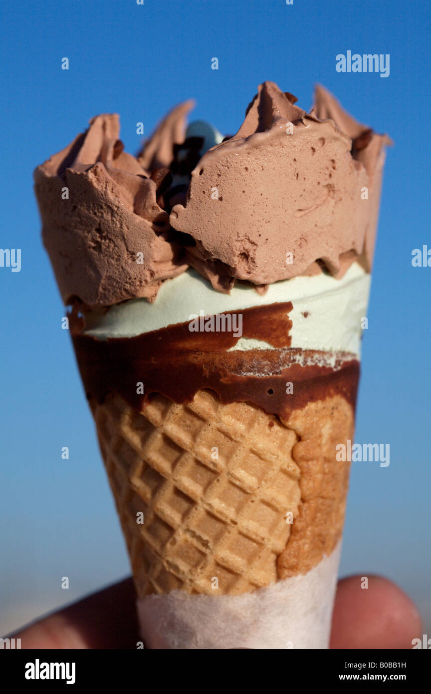 Gelato al cornetto immagini e fotografie stock ad alta risoluzione - Alamy