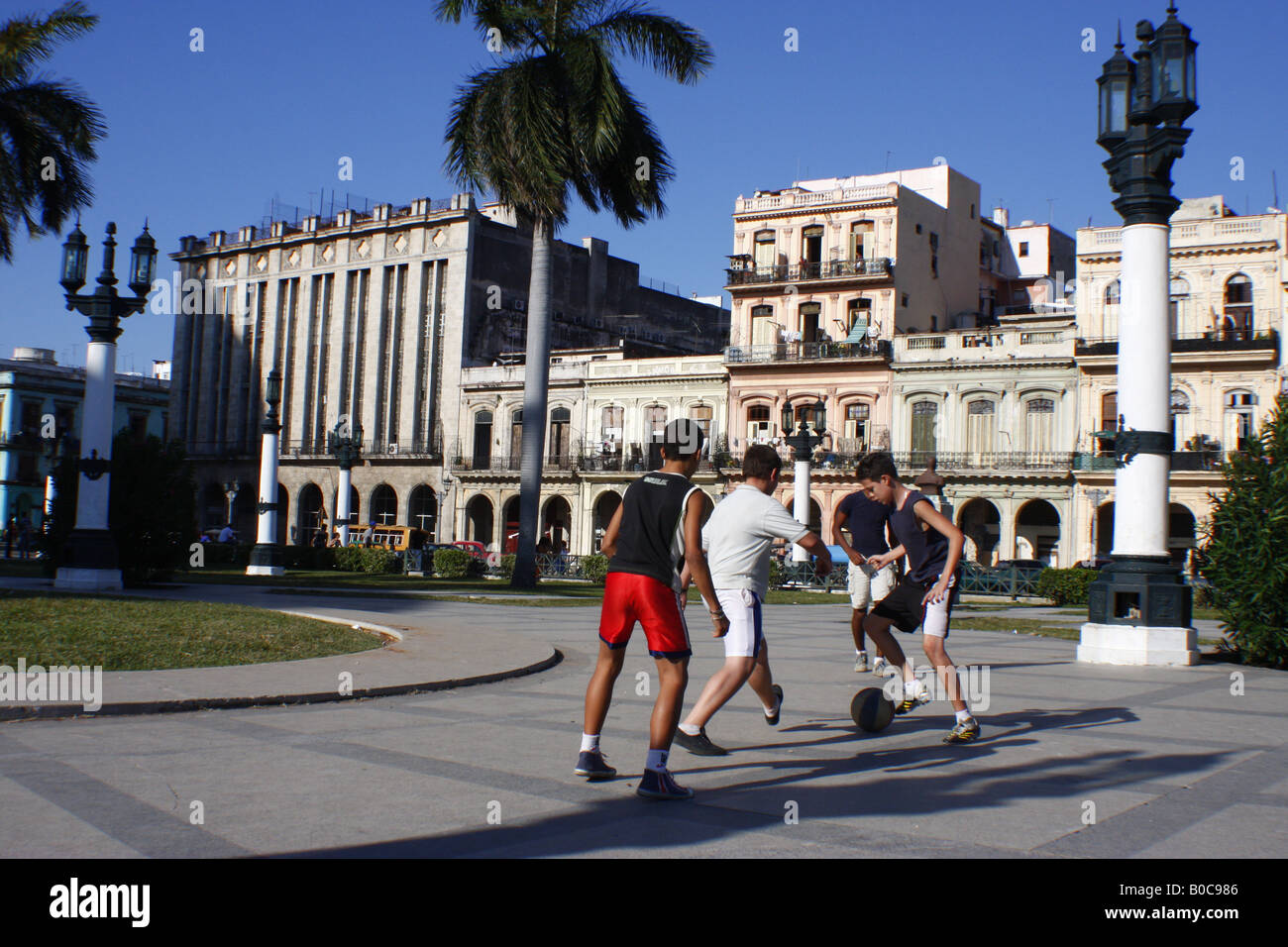 Ragazzi cubani che giocano a calcio di strada immagini e fotografie ...