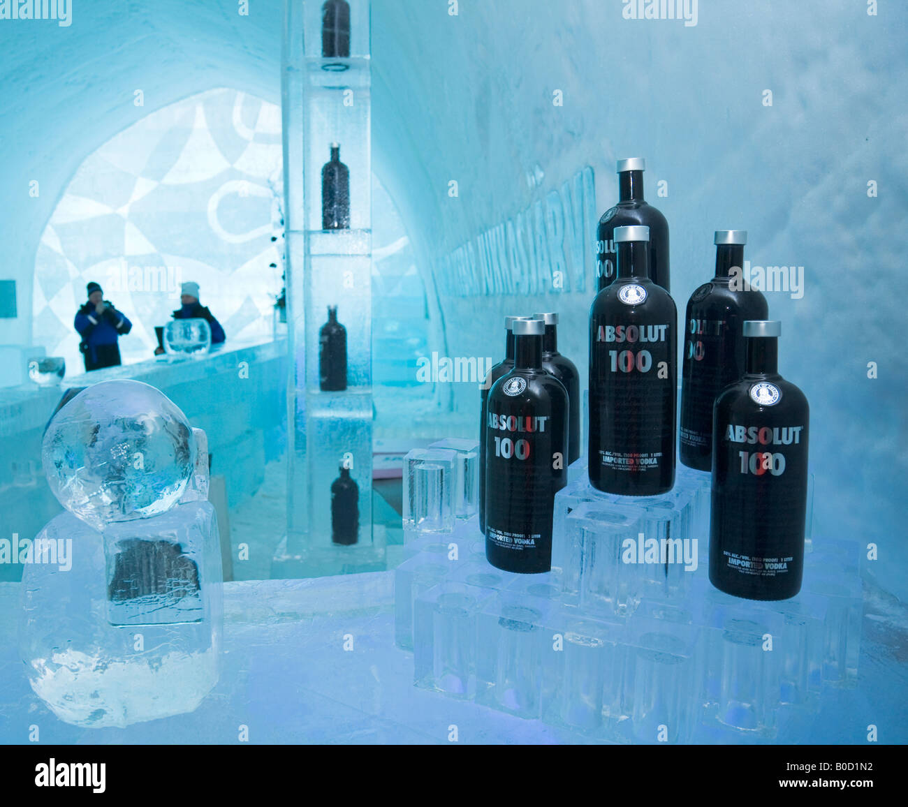 Absolut Vodka bottiglie in Absolut Icebar all'interno del Jukkasjarvi ...