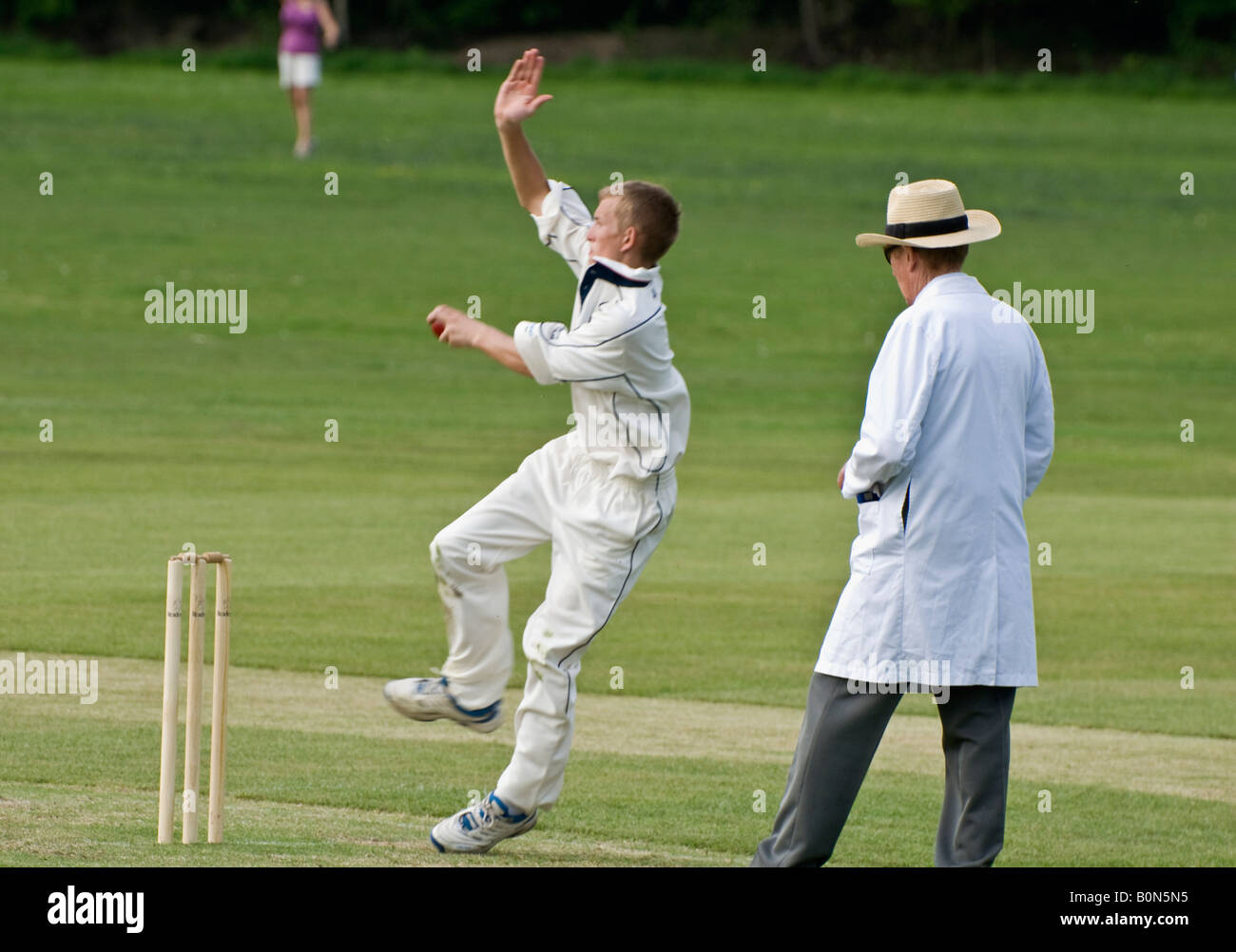 Cricket bowling a figura intera immagini e fotografie stock ad alta ...