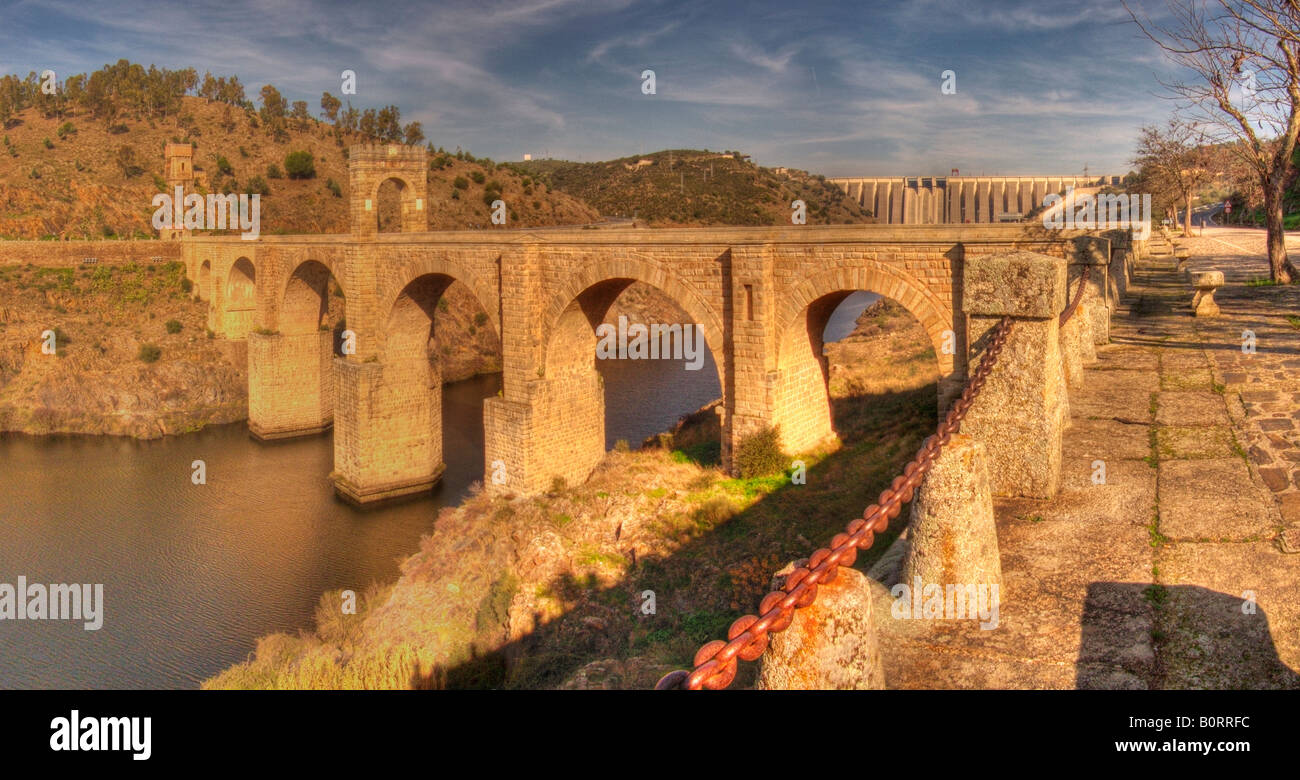 Puente romano de alcantara immagini e fotografie stock ad alta ...