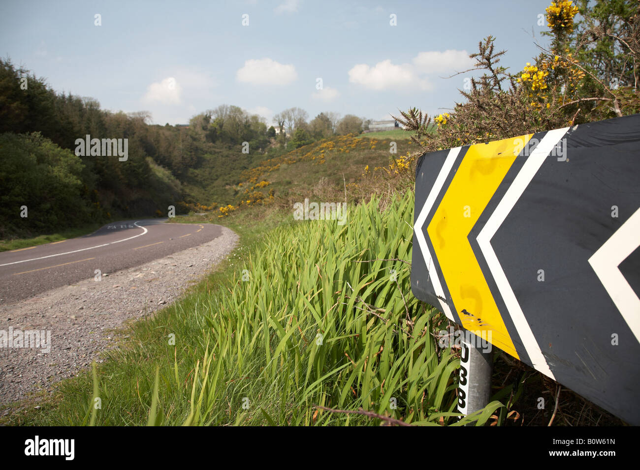 Segnale di avvertenza della curva pericolosa sulla principale strada ...
