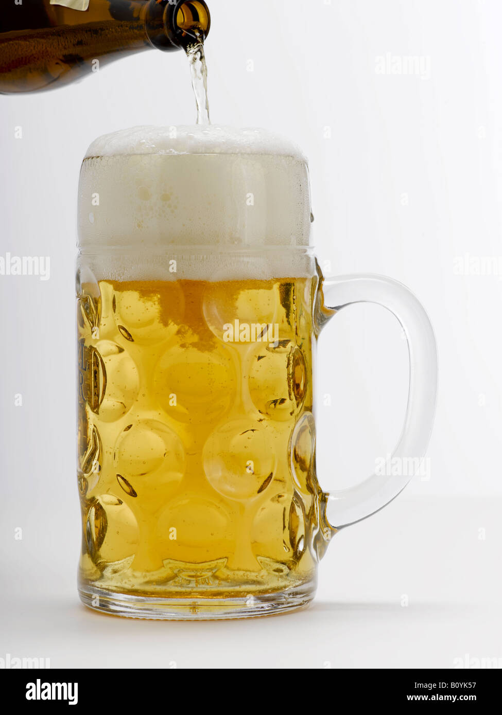 Boccale di birra su sfondo bianco, close-up Foto stock - Alamy