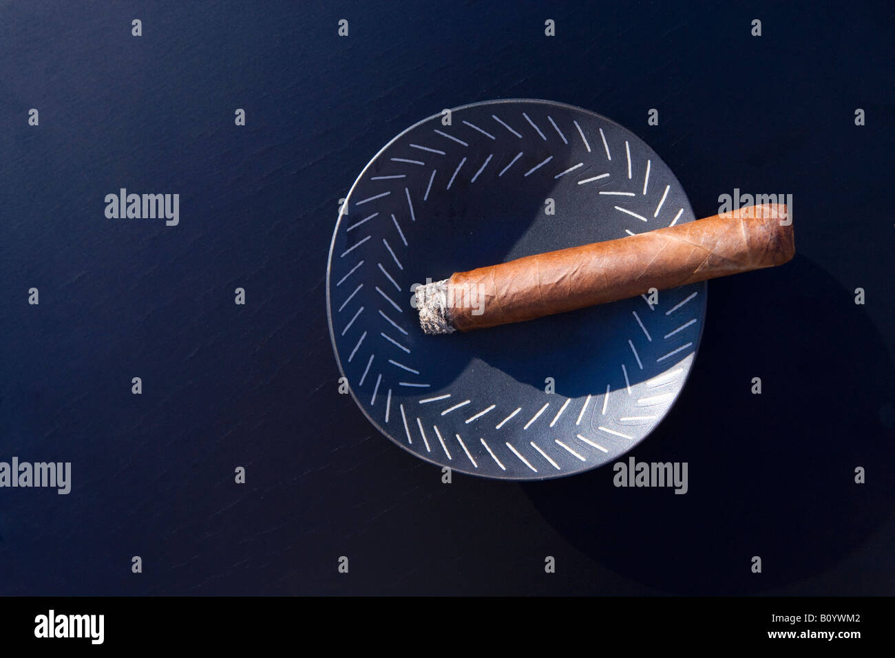 Sigaro fumer immagini e fotografie stock ad alta risoluzione - Alamy