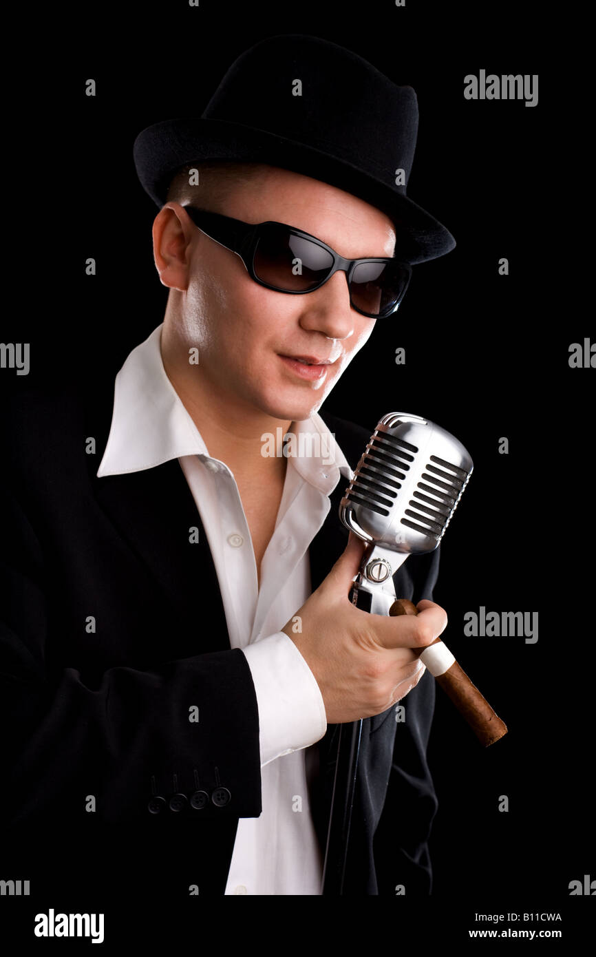 Cantante con camicia bianca e cappello nero immagini e fotografie stock ...