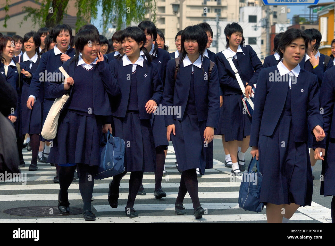 Ragazze a crosswalk in uniforme scolastica giapponese di Kyoto Foto ...