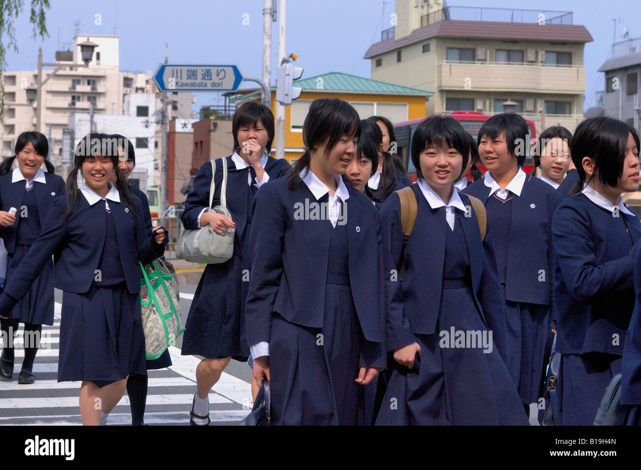 Ragazze a crosswalk in uniforme scolastica giapponese di Kyoto Foto ...