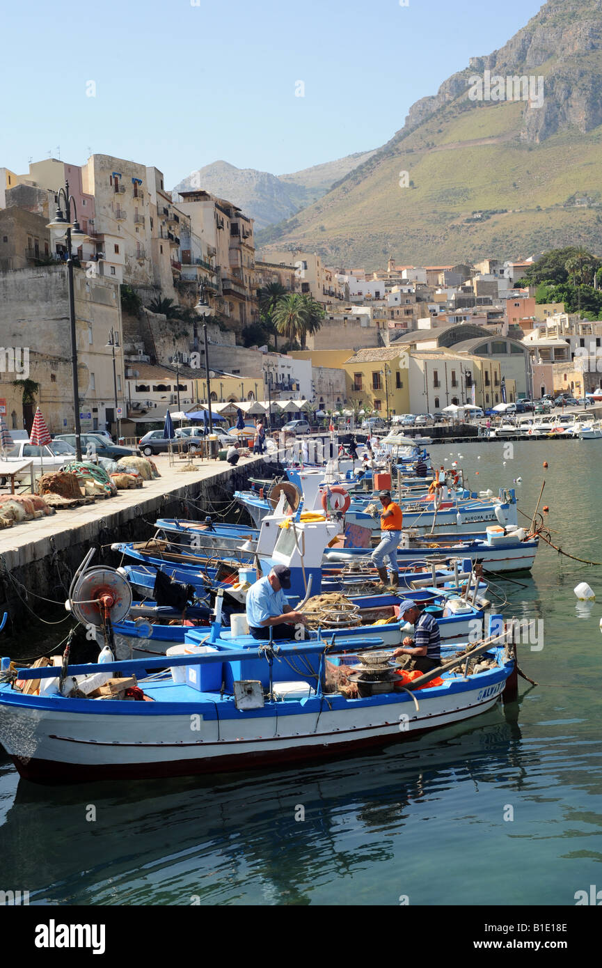 I pescatori nelle loro imbarcazioni presso il pittoresco villaggio di ...
