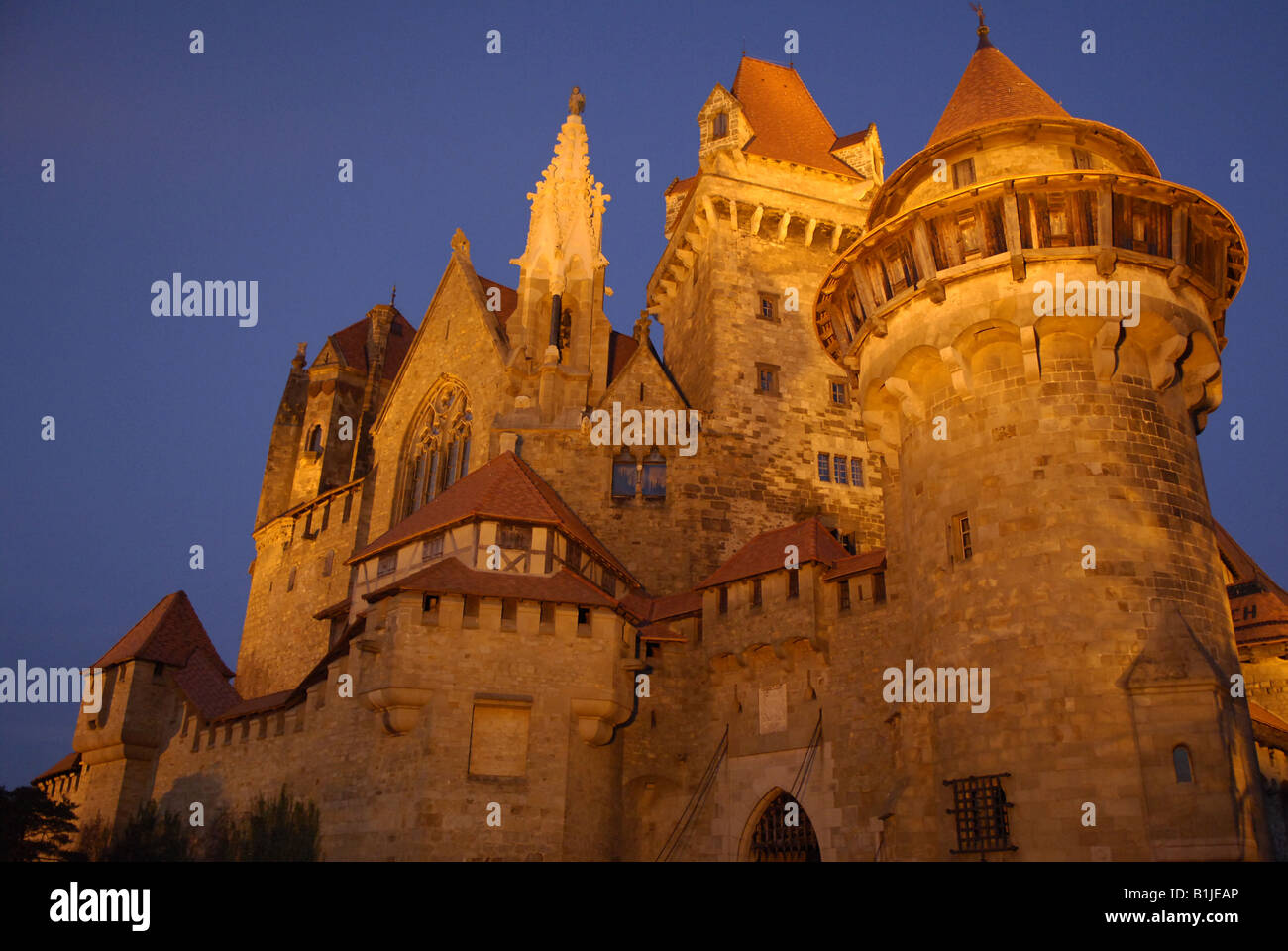 Castello di kreuzenstein alla luce della sera immagini e fotografie ...