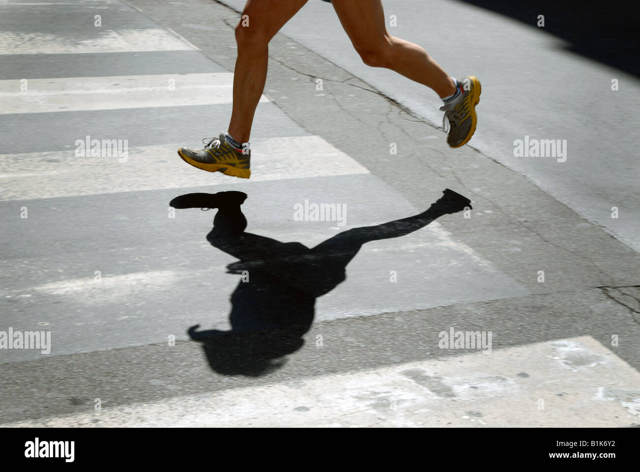 Contorno del piede asfalto immagini e fotografie stock ad alta ...