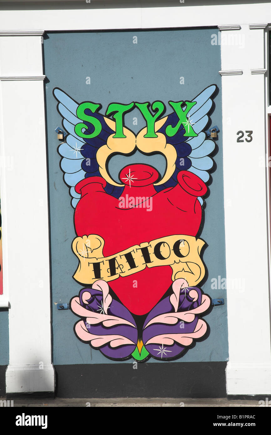 Tattoo art and sign immagini e fotografie stock ad alta risoluzione - Alamy