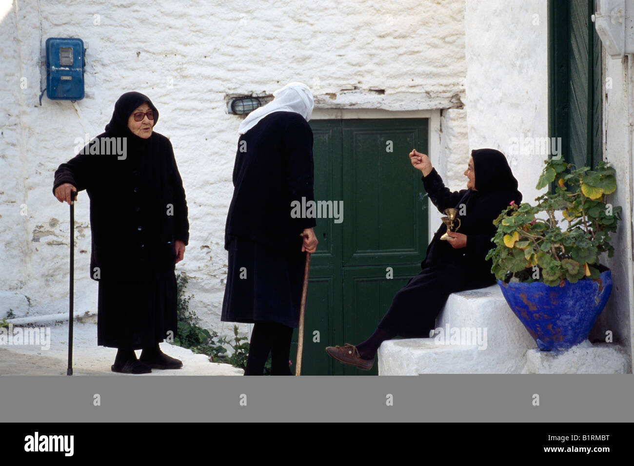 Donne per strada immagini e fotografie stock ad alta risoluzione - Alamy