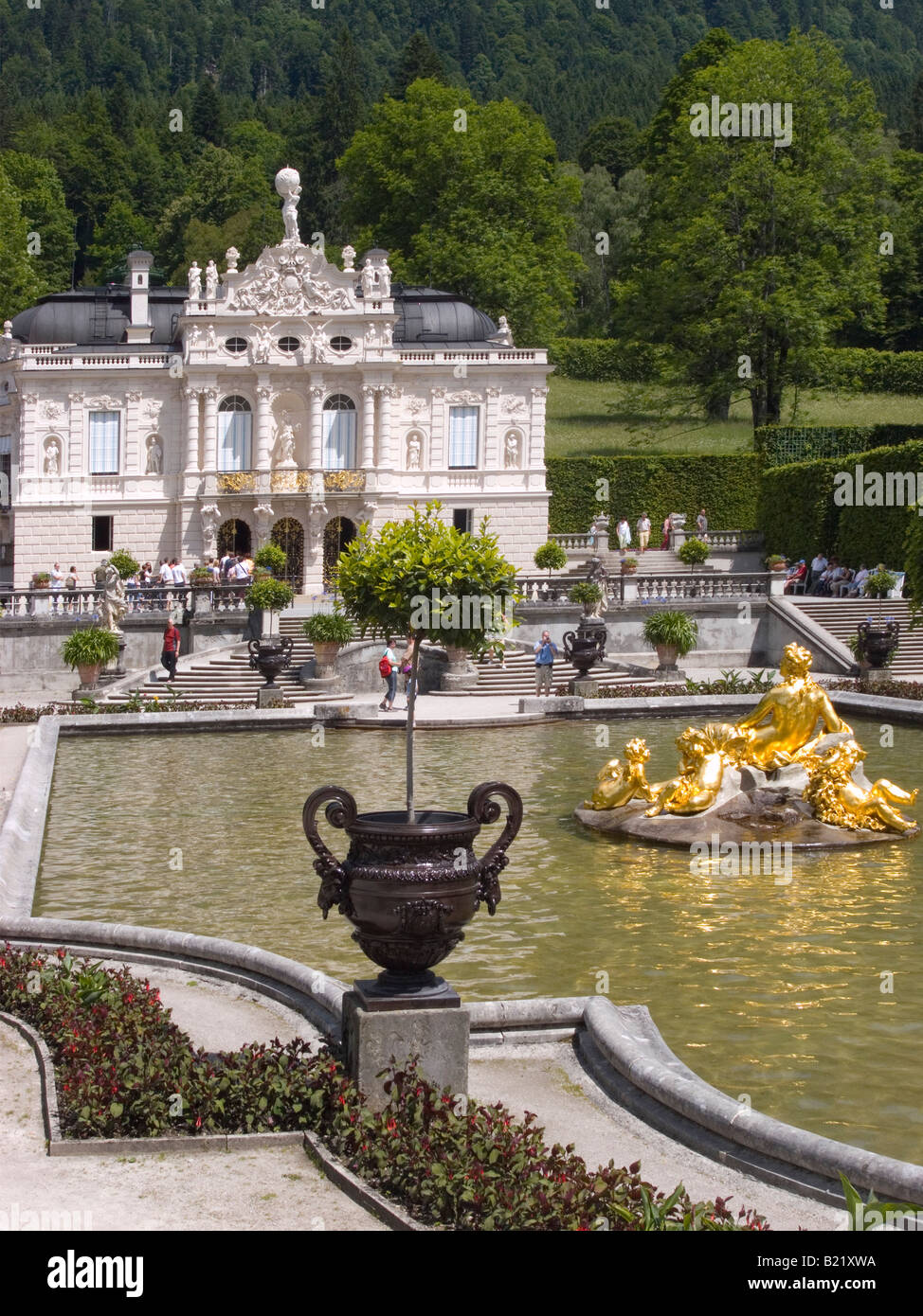 Vista in elevazione frontale del castello di Linderhof o palazzo casa ...