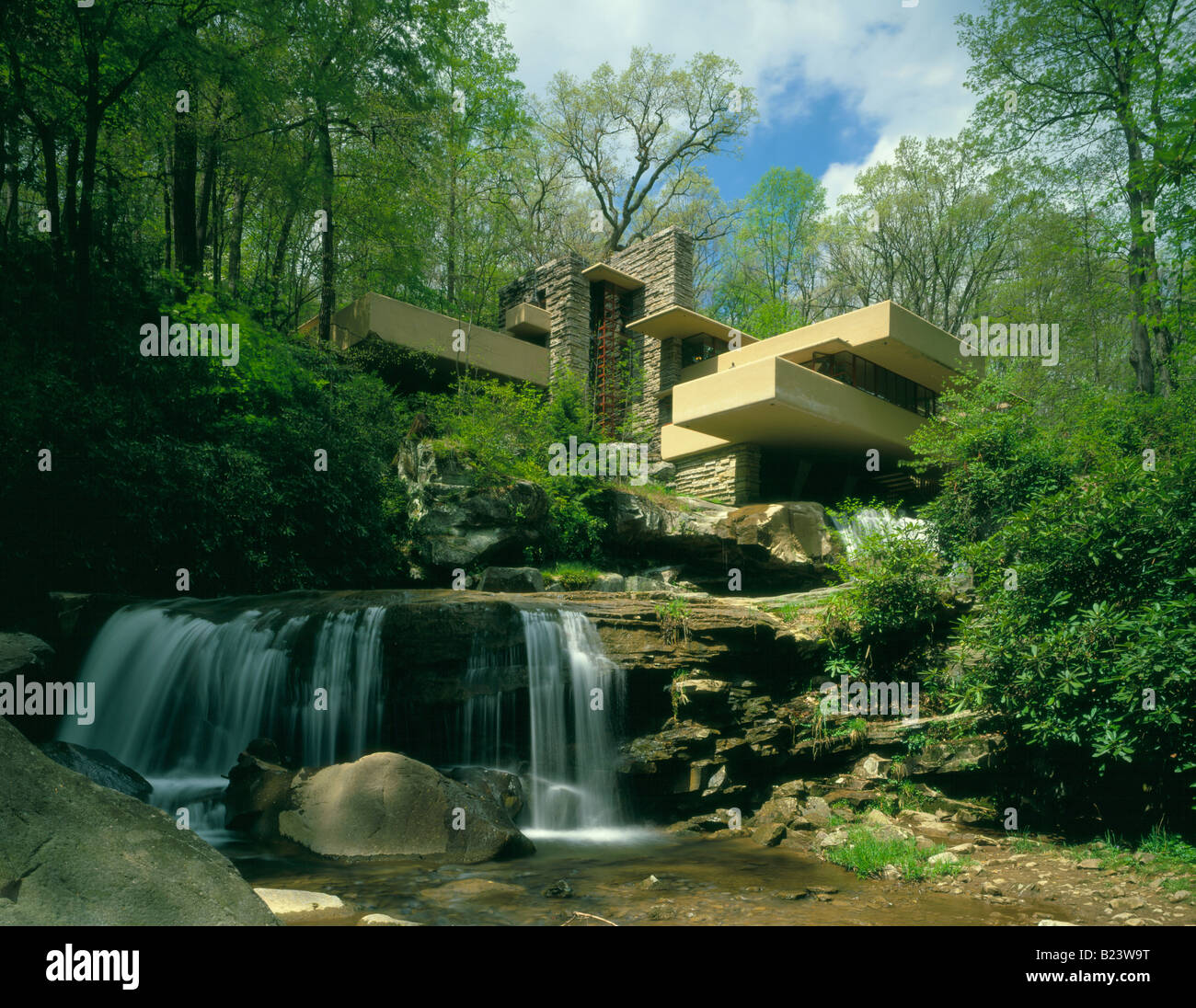 Vista la primavera di Fallingwater, 1936 Frank Lloyd Wright progettato ...