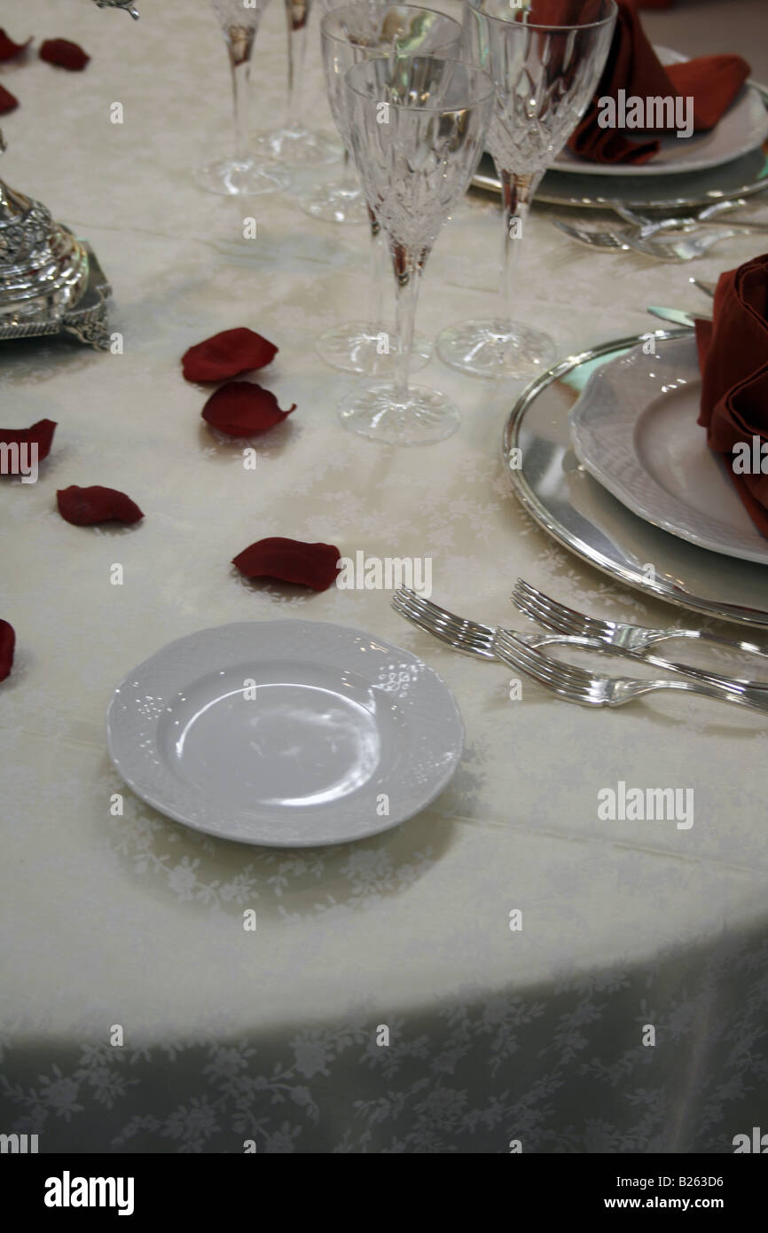 Tavoli alti ristorante vuoto immagini e fotografie stock ad alta ...