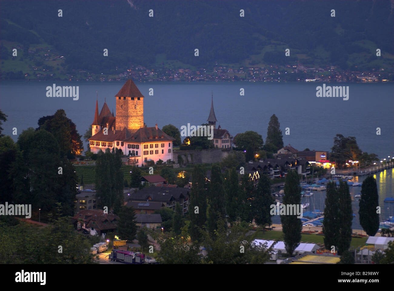 In Svizzera il castello di Spiez all'alba o al tramonto nella piccola ...